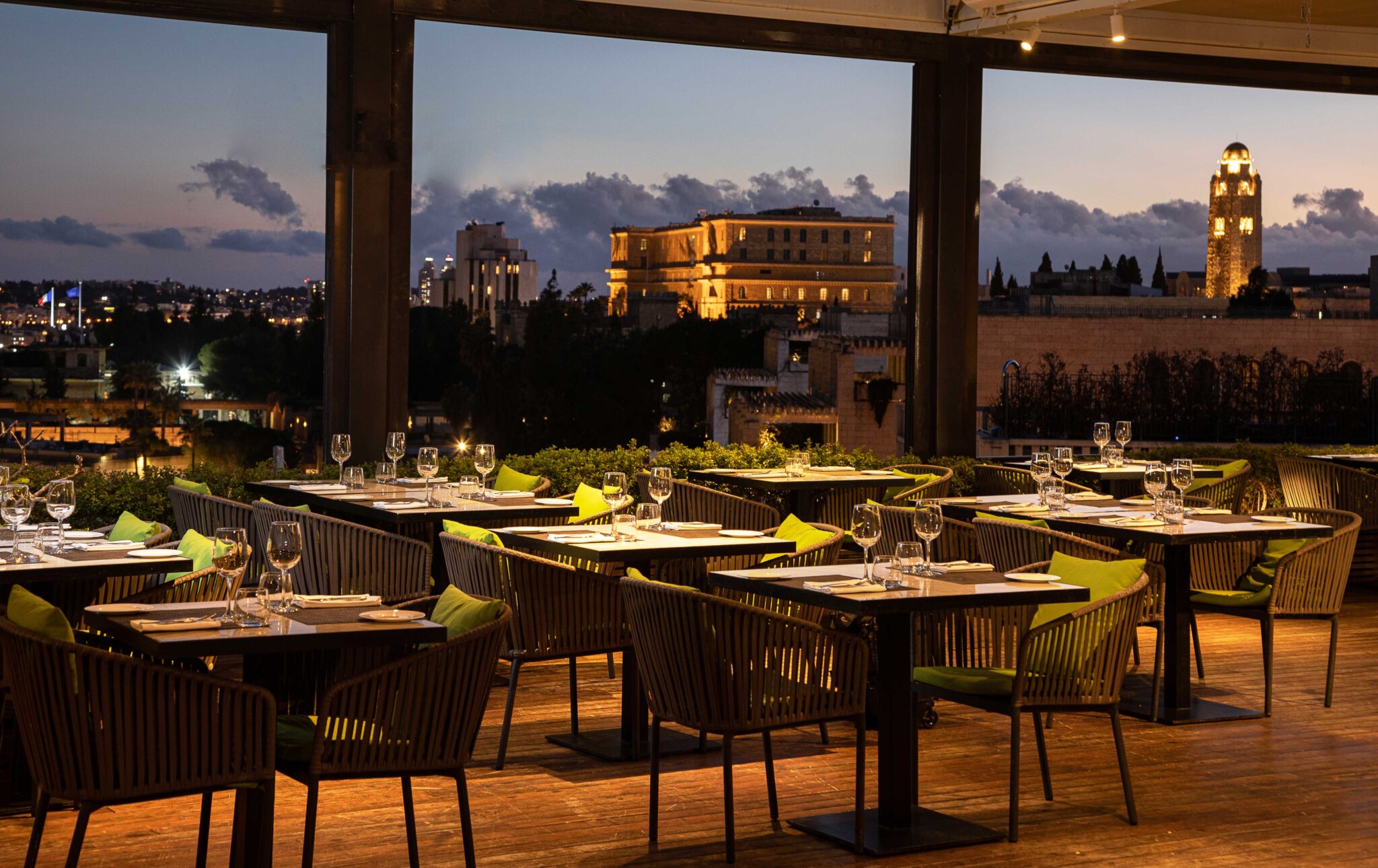 מסעדת הרופטופ הצופה אל חומות ירושלים על גג מלון ממילא בירושלים